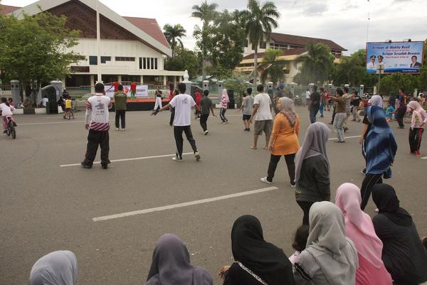 Foto: Belajar Seudati Massal di Car Free Day – Seputaraceh